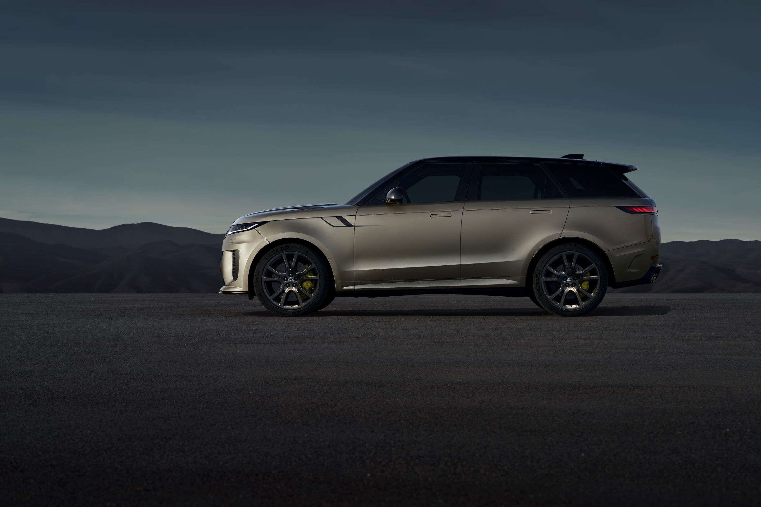 Acquire | The Range Rover Sport SV arrives with a 626 hp Twin Turbo V8 ...