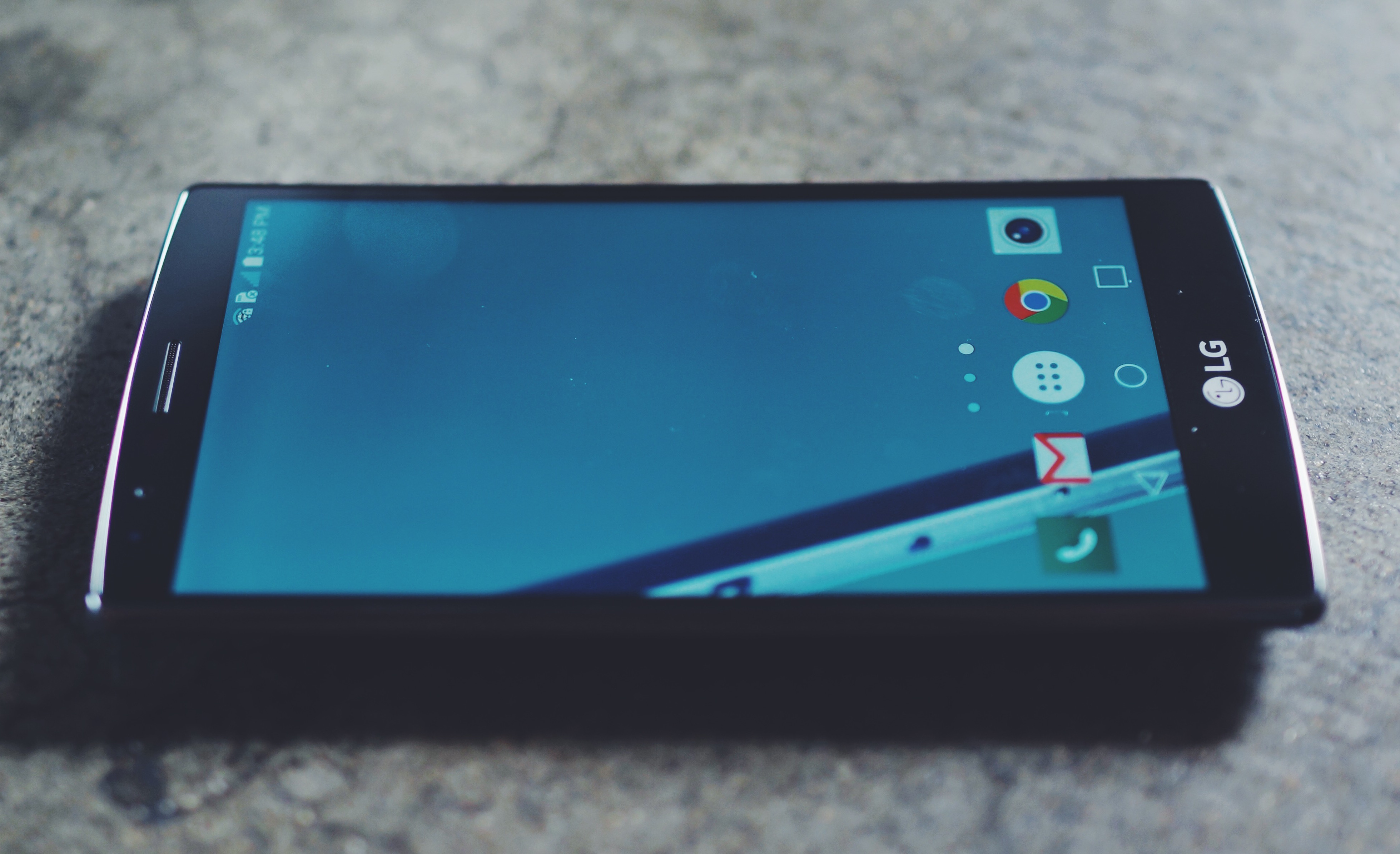 Acquire | LG puts more pixels into a smaller package with the V30 ...