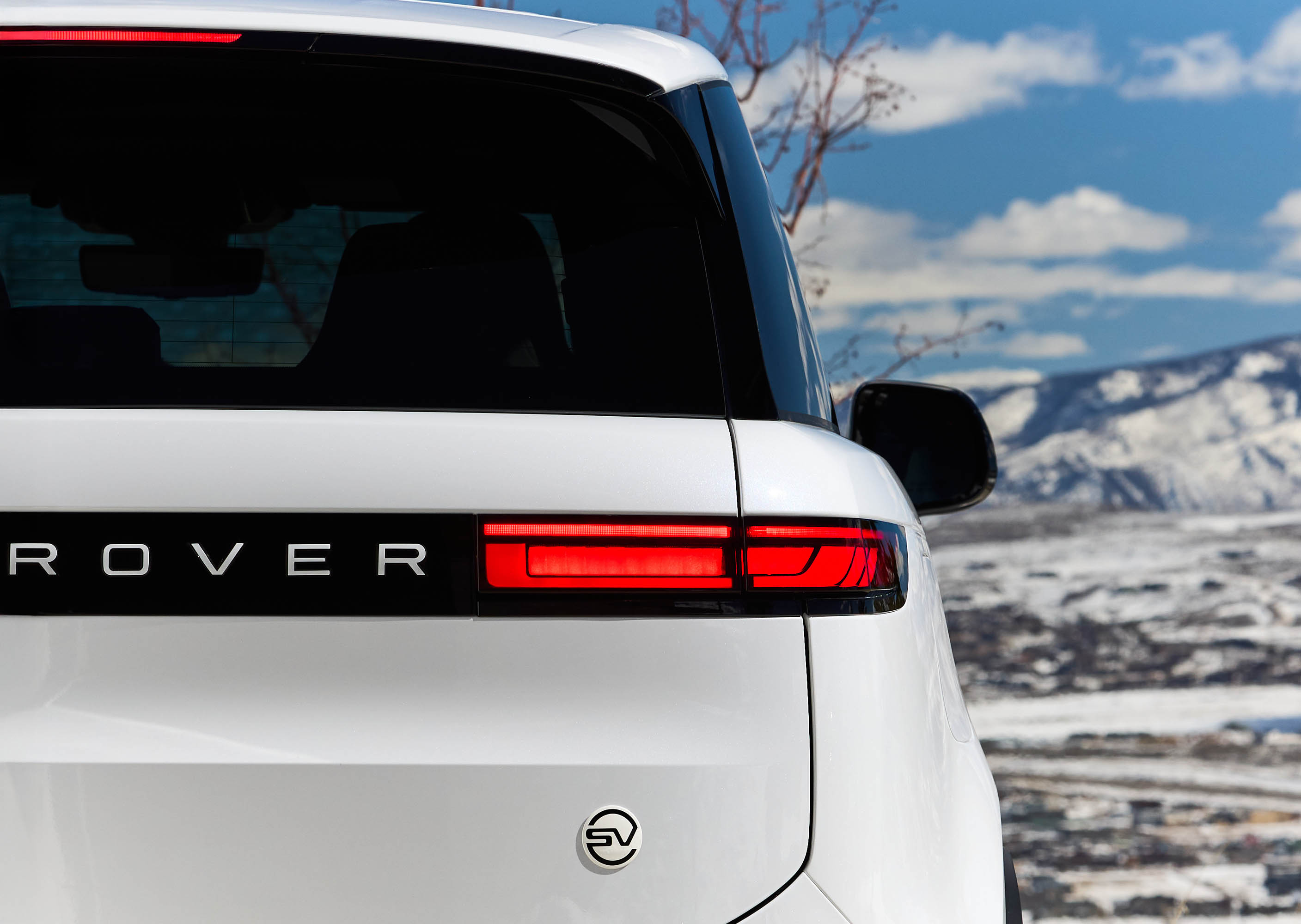 Acquire | The Range Rover launches a new Range Rover Sport Stealth Pack