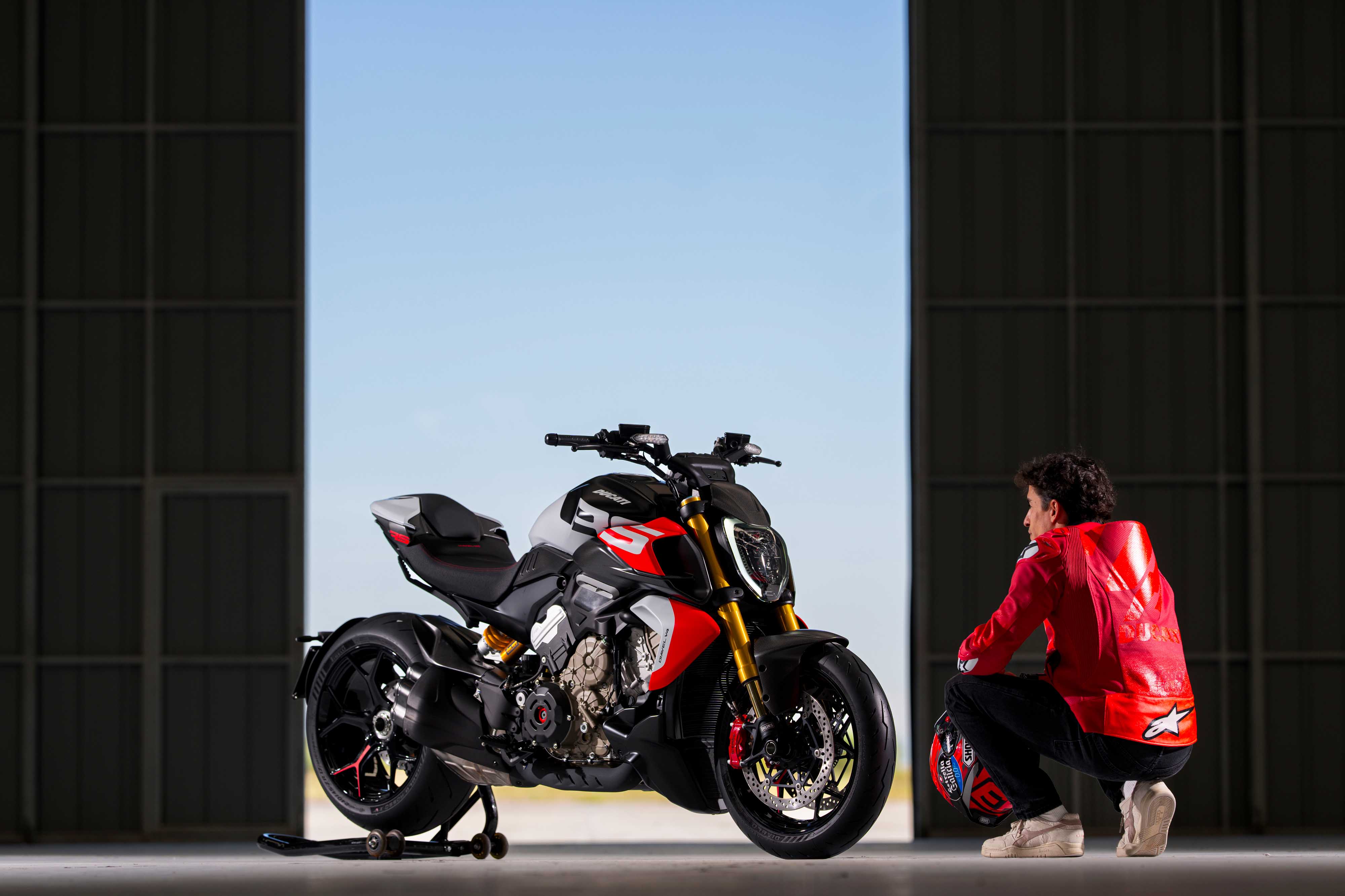 Acquire | Ducati unveils the V4 RS range